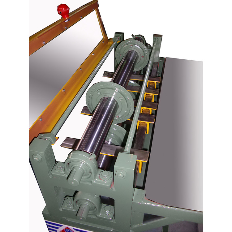 Adjustable width slitting machine cutting rubber strip