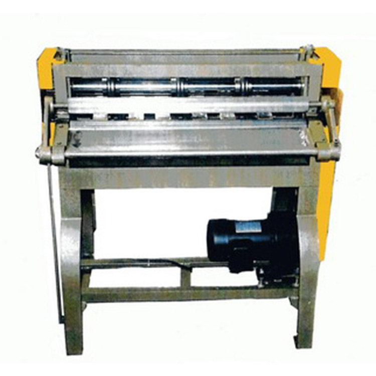 Adjustable width slitting machine cutting rubber strip